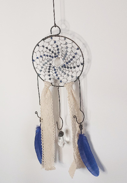 Lapač snů modrý – ručně vyráběná závěsná dekorace pro klidný spánek